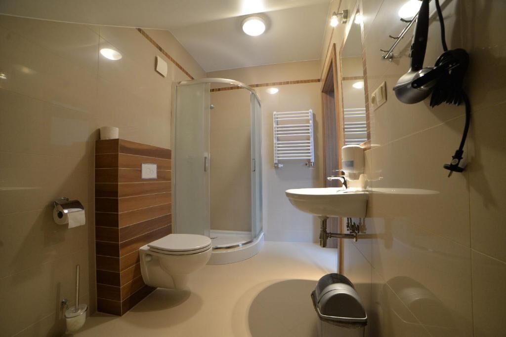 Quarto Twin Clássico | Casa de banho | Um polibã, um secador de cabelo, toalhas fornecidas, papel higiénico 