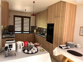 Um frigorífico/congelador grande, uma máquina de lavar louça