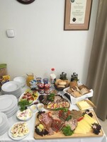 Pequeno-almoço tipo buffet diário mediante uma taxa