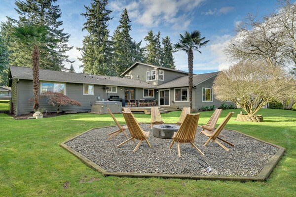 Fire Pit, Chic Deck! Family-friendly Puyallup Home - Puyallup, WA