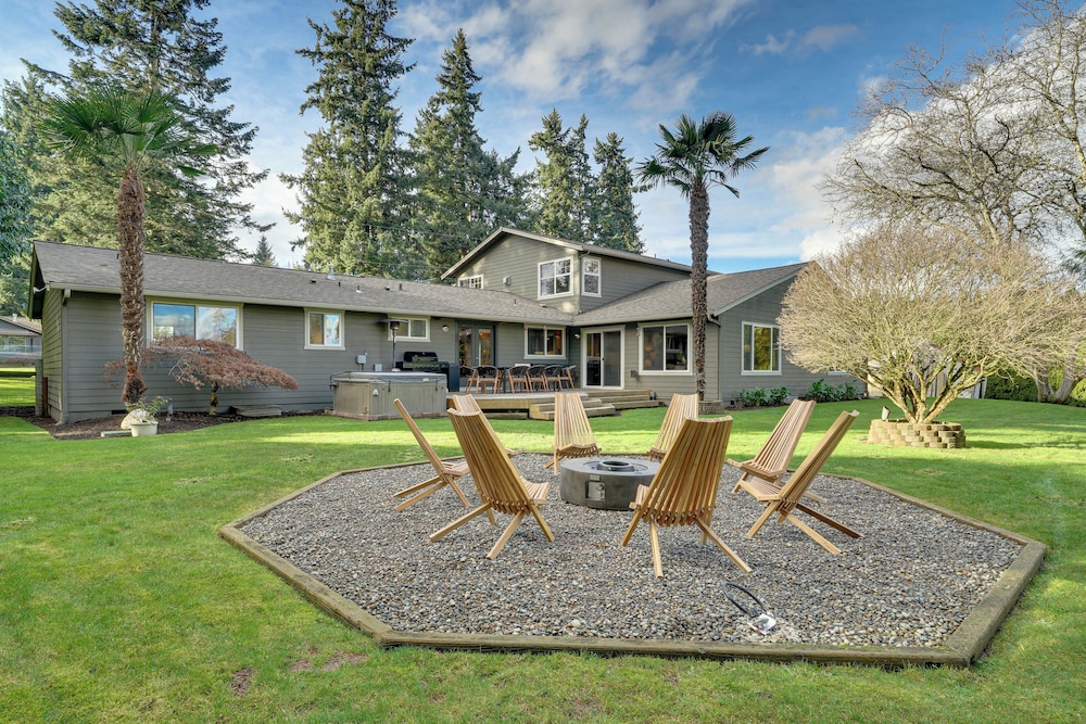 Fire Pit, Chic Deck! Family-friendly Puyallup Home - Puyallup, WA