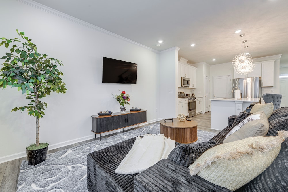 Private Patio! Sleek & Stylish Smithfield Townhome - Smithfield, NC