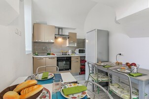 Apartamento Familiar, vários quartos, em frente ao mar (Solemare - Ceriale Center & Parking) | Cozinha privada | Um frigorífico, um forno, uma placa de cozinha, utensílios de cozinha 