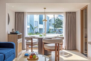 Suíte família, sacada, vista para a piscina | Área de estar