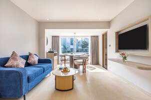 Suíte família, sacada, vista para a piscina | Área de estar