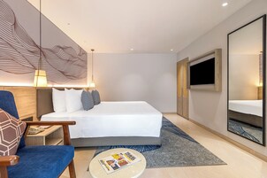 Suíte família, sacada, vista para a piscina | Cofres nos quartos, cortinas blackout, Wi-Fi de cortesia