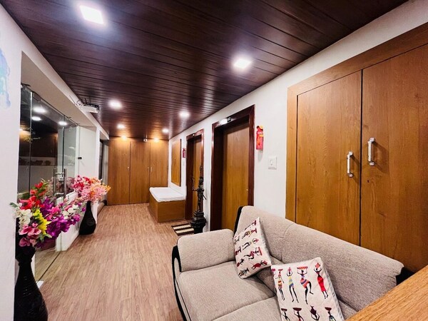 Hotel Gulmarg Residency - Mount Abu