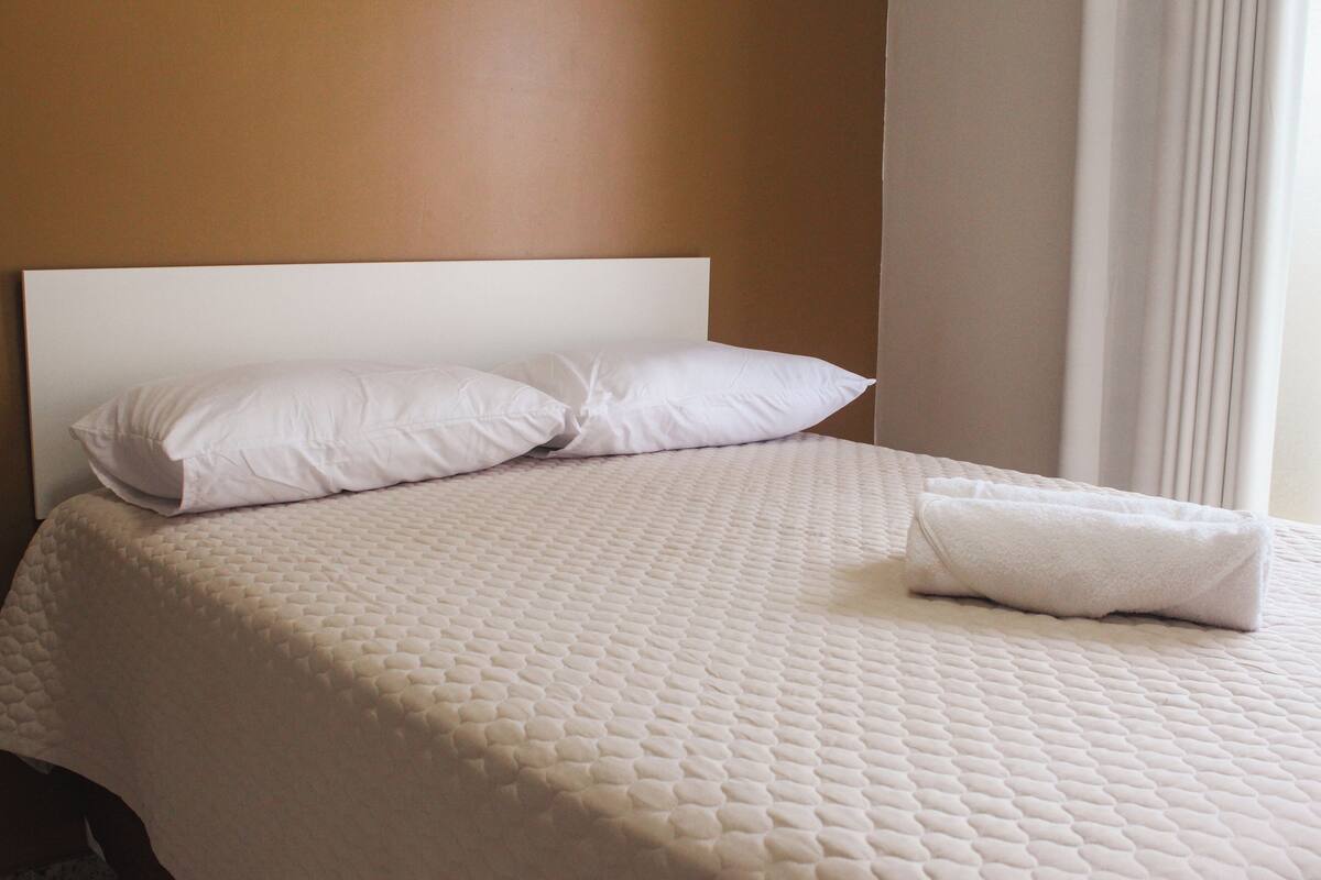 Quarto duplo | Cortinas blackout, ferros/tábuas de passar roupa, Wi-Fi de cortesia