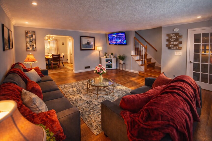 Chic Towson Townhome: 3br, Bonus Suite, Deck, Free Parking - 15 Min To Baltimore - Towson, MD