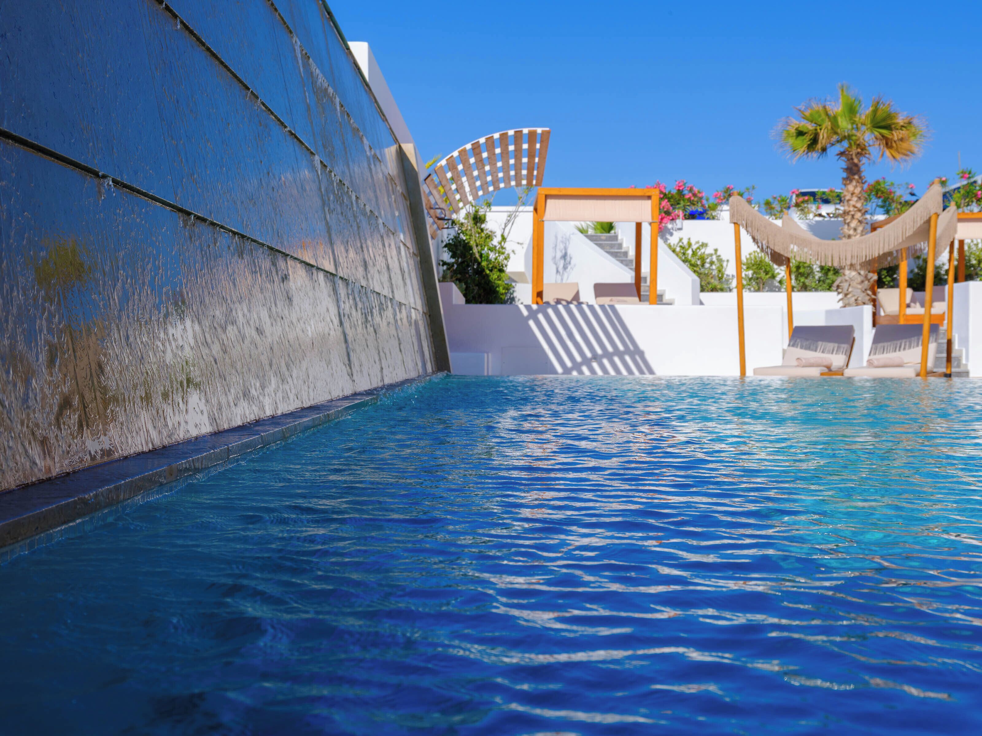 Piscina exterior, da(s) 11:00 à(s) 20:00, guarda-sóis, espreguiçadeiras 