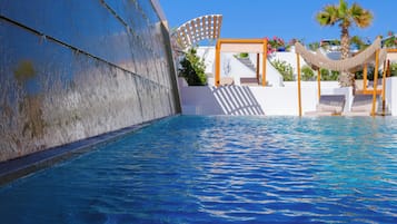 Piscina exterior, da(s) 11:00 à(s) 20:00, guarda-sóis, espreguiçadeiras