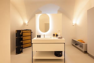 Apartamento | Casa de banho | Um polibã, artigos de higiene pessoal grátis, um secador de cabelo