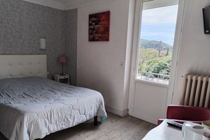 Quarto Duplo Standard, 1 cama de casal, Vista para a cidade | Com decoração personalizada, Wi-fi grátis, acesso para cadeira de rodas 