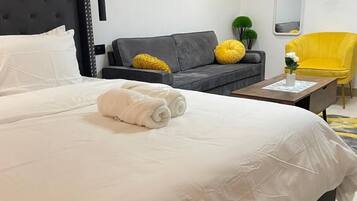 Estúdio Deluxe, 1 cama queen-size, varanda | Secretária, secretária adequada para computadores portáteis