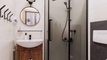 Apartamento, sacada, vista para o lago | Banheiro | Chuveiro, toalhas de banho, sabonete, papel higiênico