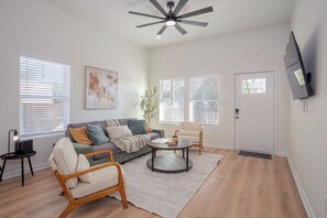 Casa (5 Bedrooms) | Sala | Televisor de 50 polegadas com canais digitais 