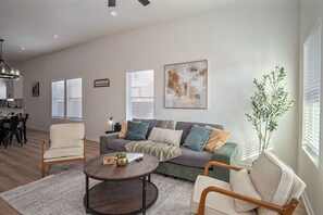 Casa (5 Bedrooms) | Sala | Televisor de 50 polegadas com canais digitais 