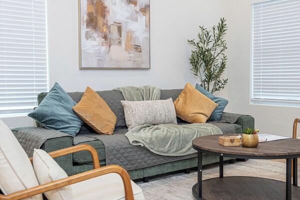 5br/3ba Minutes From The Action With Skyline Views - 