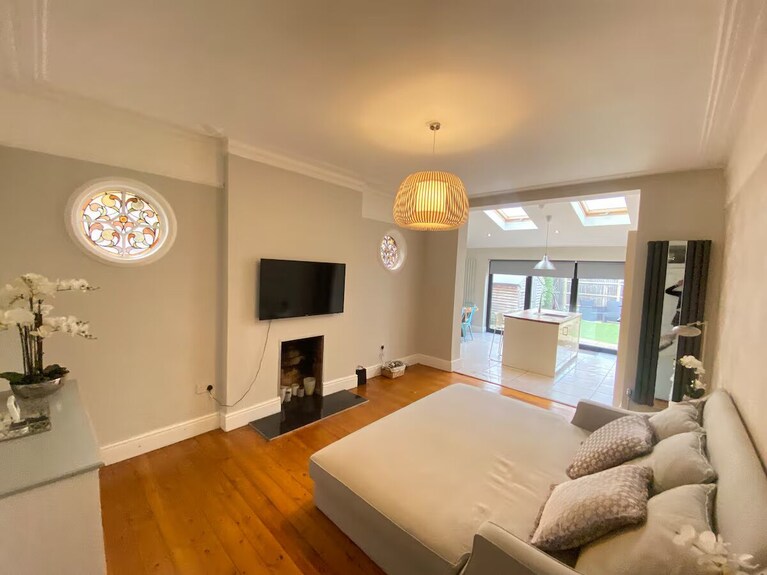 Two Bed Patio Apartment In London - エプソム