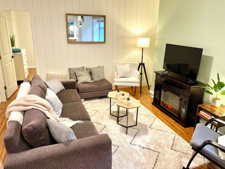 The Grouse Hideaway- Spacious 3br Mountain Base Stay- Sleeps 6- Air Hockey Table - North Vancouver