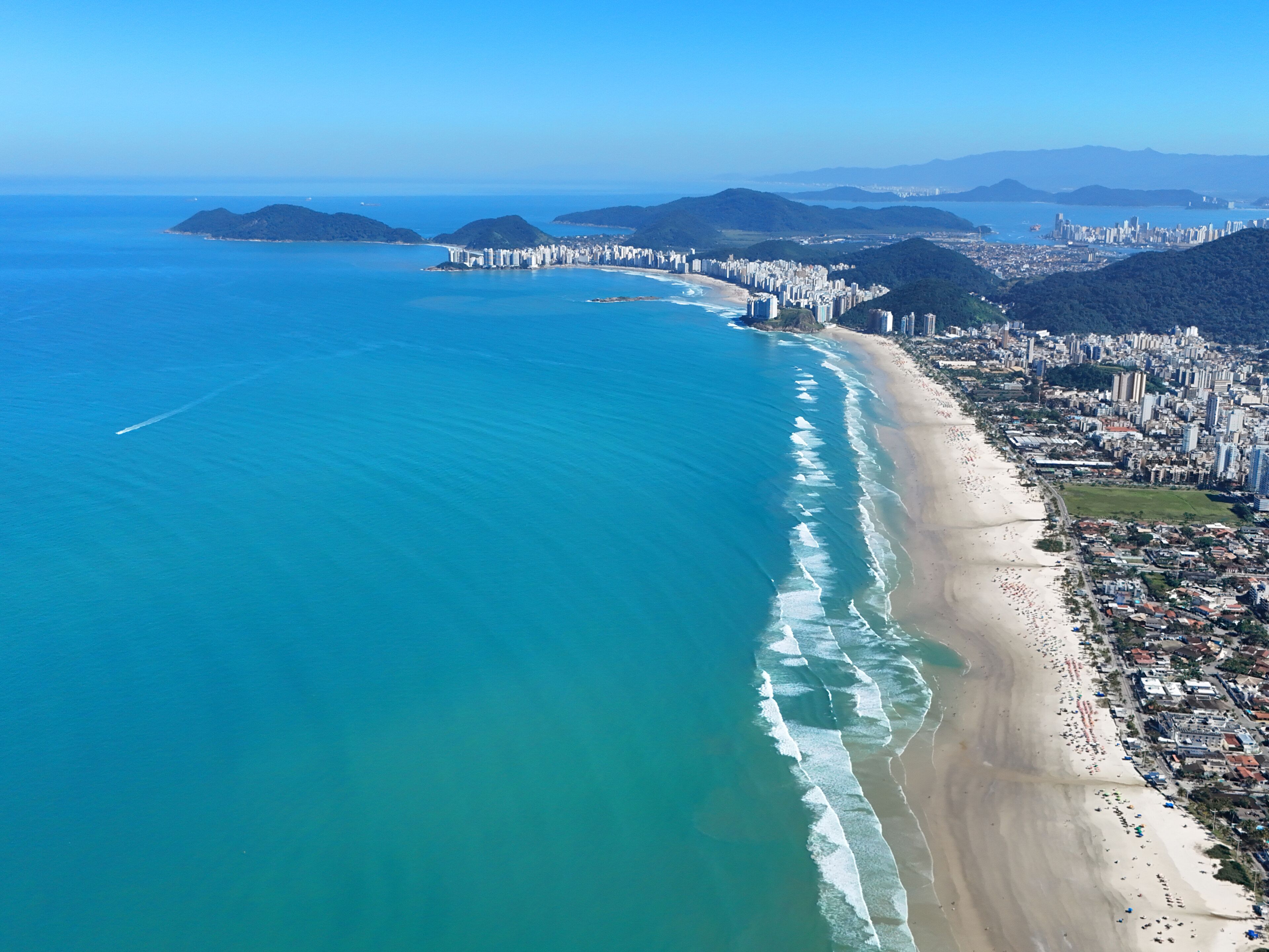 Perto da praia, praia de areia branca, autocarro para a praia 