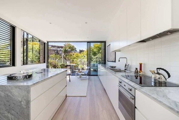 Iconic Elizabeth Bay Pad Reviews, Deals & Photos 2026 - Expedia