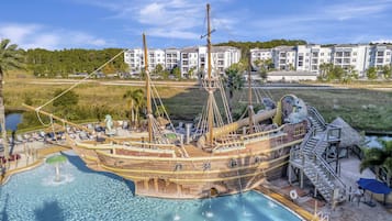 2 piscinas externas, funciona das 8h às 22h, guarda-sóis
