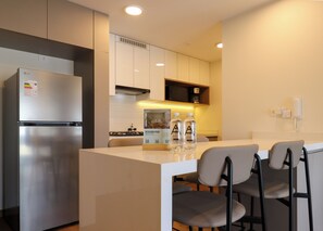 Apartamento (1003) | Cozinha privada | Um frigorífico/congelador grande, utensílios de cozinha 