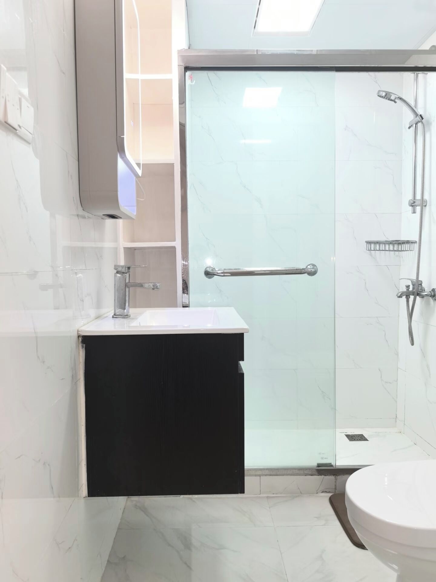 Estúdio conforto, vista para o pátio | Banheiro | Chuveiro, ducha de hidromassagem, chinelos, sabonete