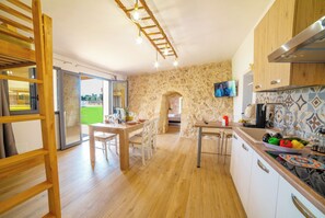 Villa Familiar, vários quartos (Tenuta Mary Relax & Pool) | Cozinha privada | Um frigorífico, um forno, uma placa de cozinha 