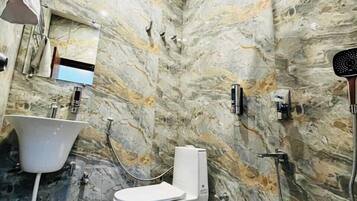 Um polibã, artigos de higiene pessoal grátis, toalhas fornecidas, sabão