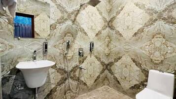 Um polibã, artigos de higiene pessoal grátis, toalhas fornecidas, sabão