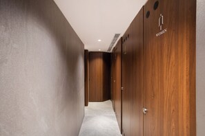 Artigos de higiene pessoal grátis, um secador de cabelo, chinelos 