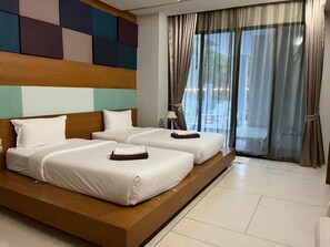 Quarto Twin Deluxe, vista para a piscina | Wi-fi grátis