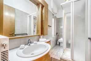 Apartamento família, vários quartos (Penthouse Vista Mare E Monti Centro) | Banheiro | Chuveiro, bidê, toalhas de banho, sabonete