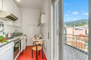 Apartamento família, vários quartos (Penthouse Vista Mare E Monti Centro) | Cozinha privada | Geladeira, fogão, cooktop, lava-louças