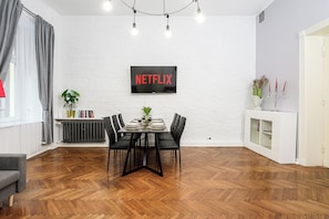 Apartamento Comfort, vista para o pátio | Sala de estar | Televisor LCD de 40 polegadas com canais digitais 