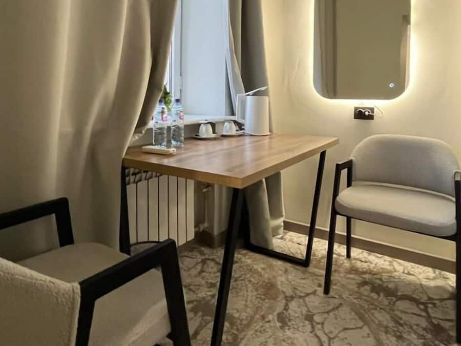 Minibar, secretária, secretária adequada para computadores portáteis