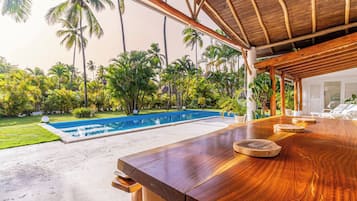 Vila, 6 quartos, para fumantes, piscina particular | Piscina | Piscina externa