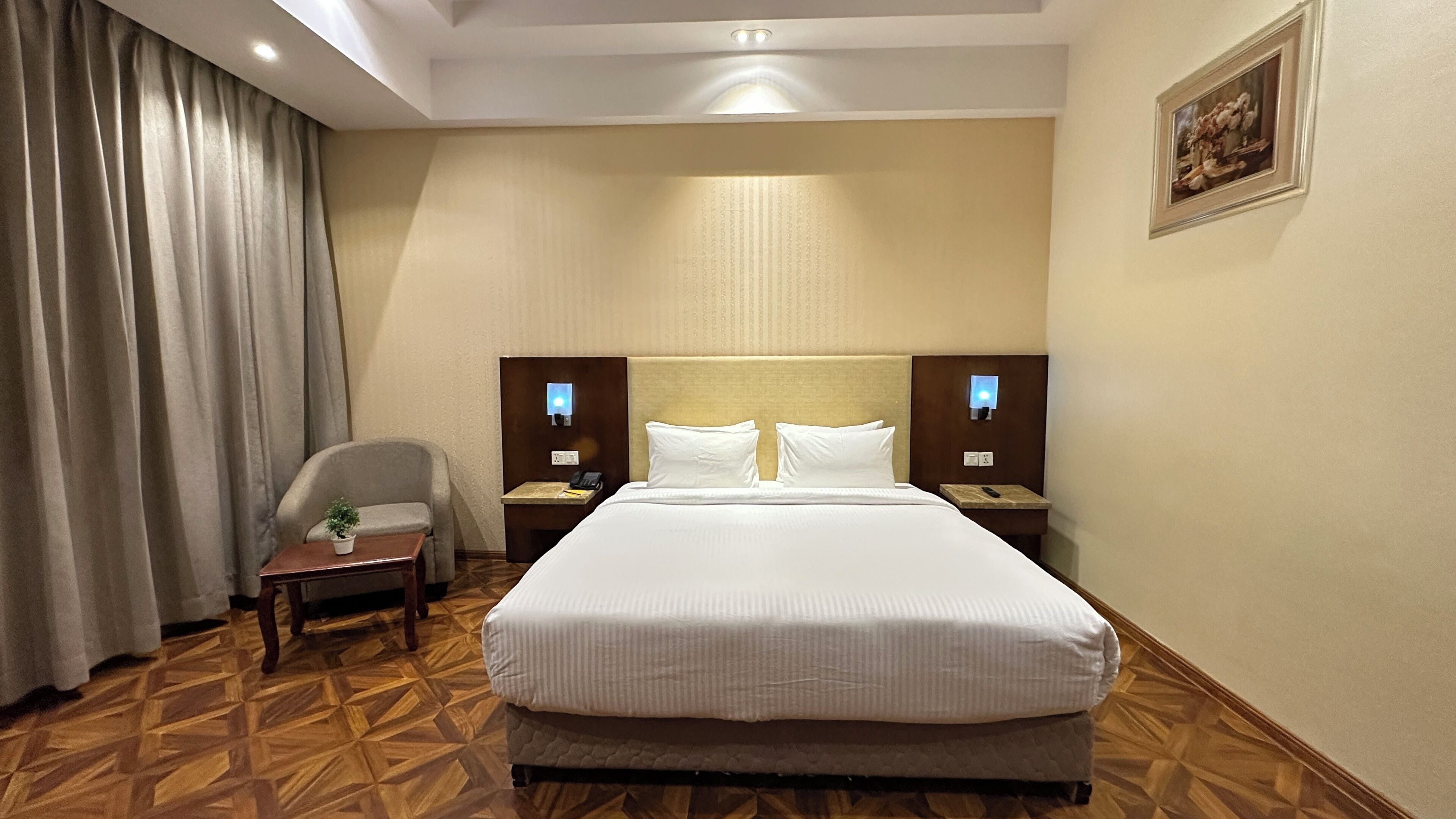 Quarto superior, 1 cama de casal | Escrivaninha, espaço de trabalho para notebook, cortinas blackout