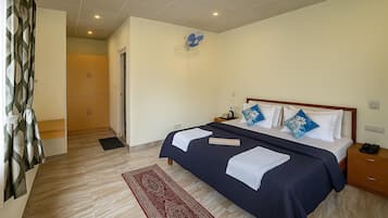 Suíte standard, sacada | Individualmente decorados, individualmente mobiliados, escrivaninha