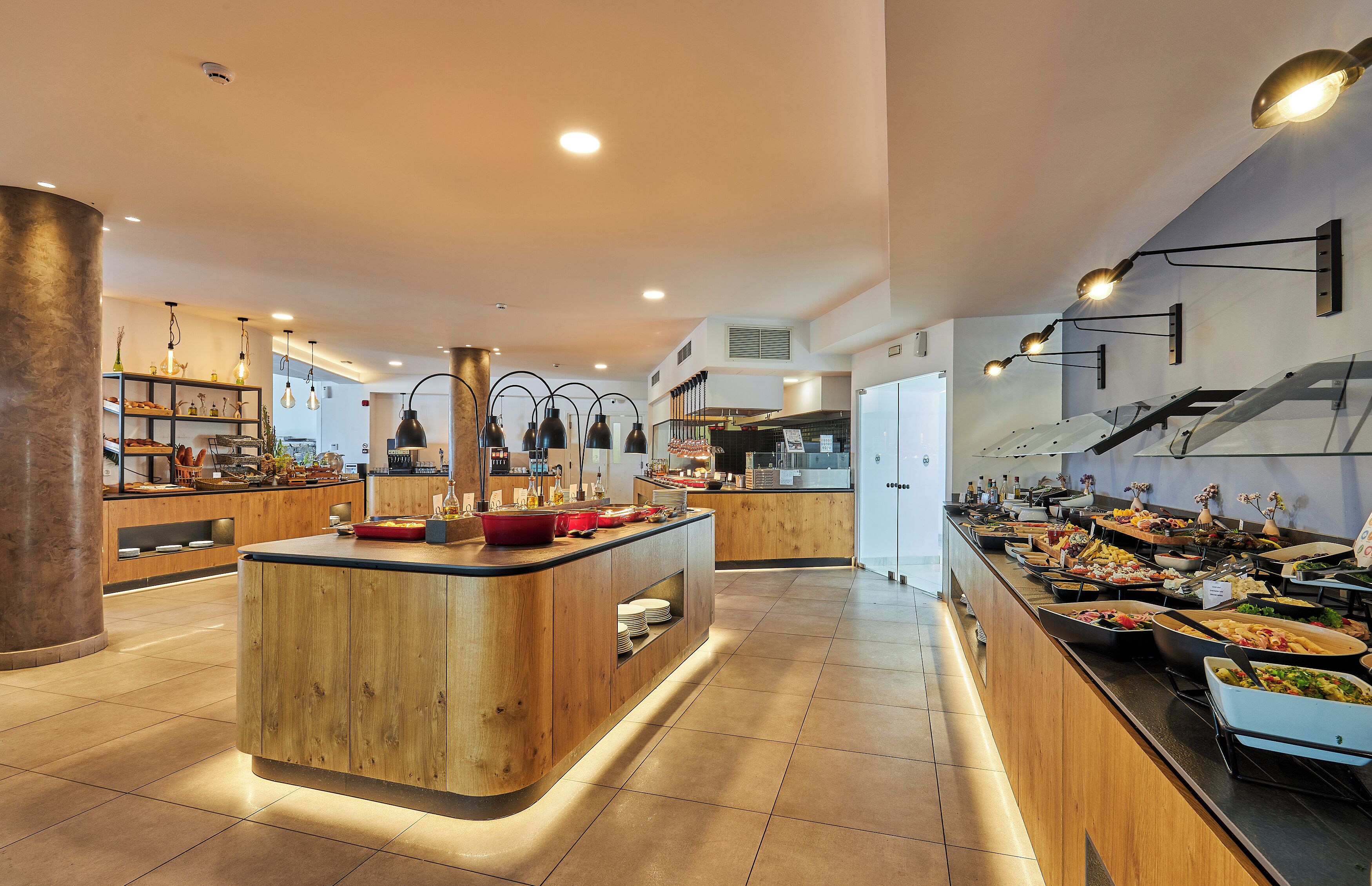 2 restaurantes, pequenos-almoços servidos, cozinha internacional 