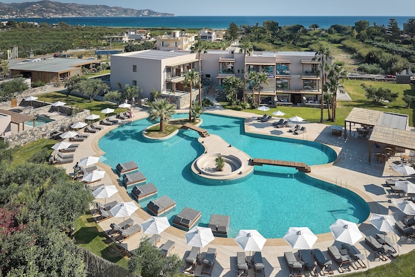 3 piscinas externas, funciona das 10h30 às 17h30, guarda-sóis