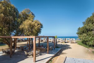 Perto da praia, areia branca, barracas de praia (sobretaxa) 