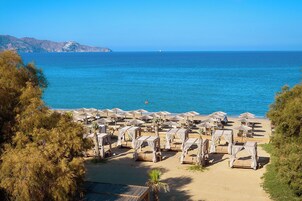Perto da praia, areia branca, barracas de praia (sobretaxa) 