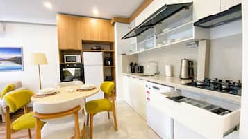 Geladeira, micro-ondas, fogão, cooktop