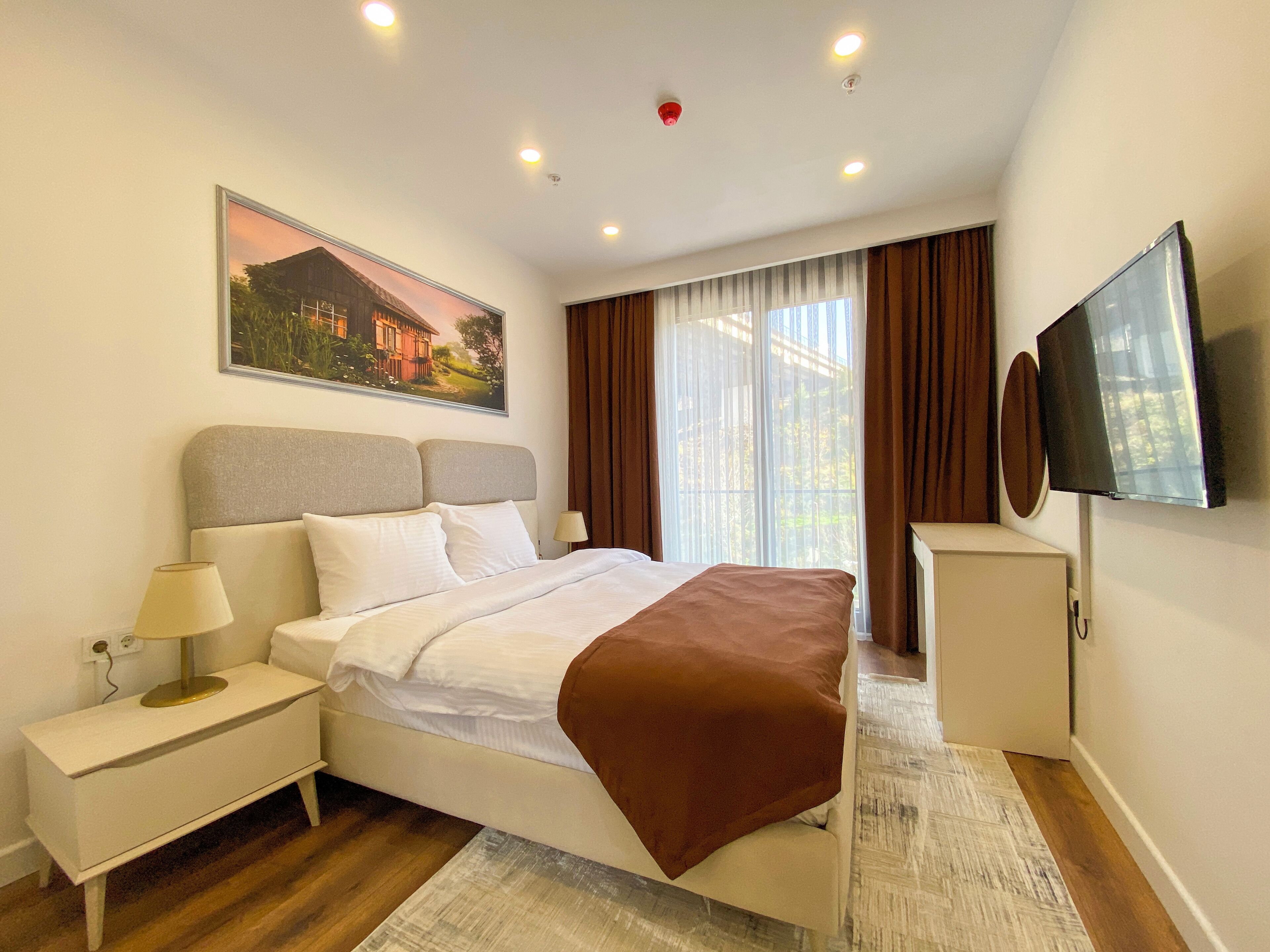 Cofre no quarto, com decoração personalizada 