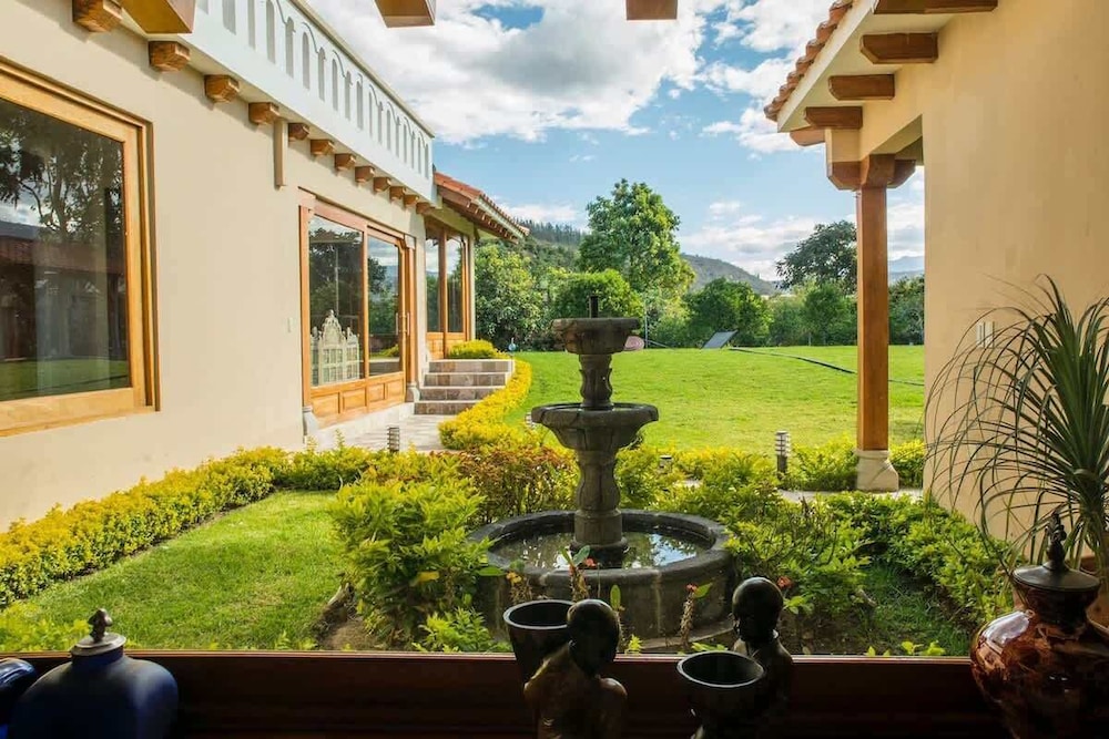 Lujosa Casa Guayllabamba Bbq Jacuzzi Gym Piscina - Quito