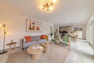 Apartamento Comfort, varanda, vista para o jardim | Sala de estar | TV de ecrã plano 