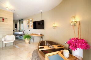 Quarto Duplo de Luxo, 1 cama king-size, polibã adaptado para cadeiras de rodas, vista para o mar | Cofre no quarto, cortinas/cortinados opacos, quartos insonorizados 